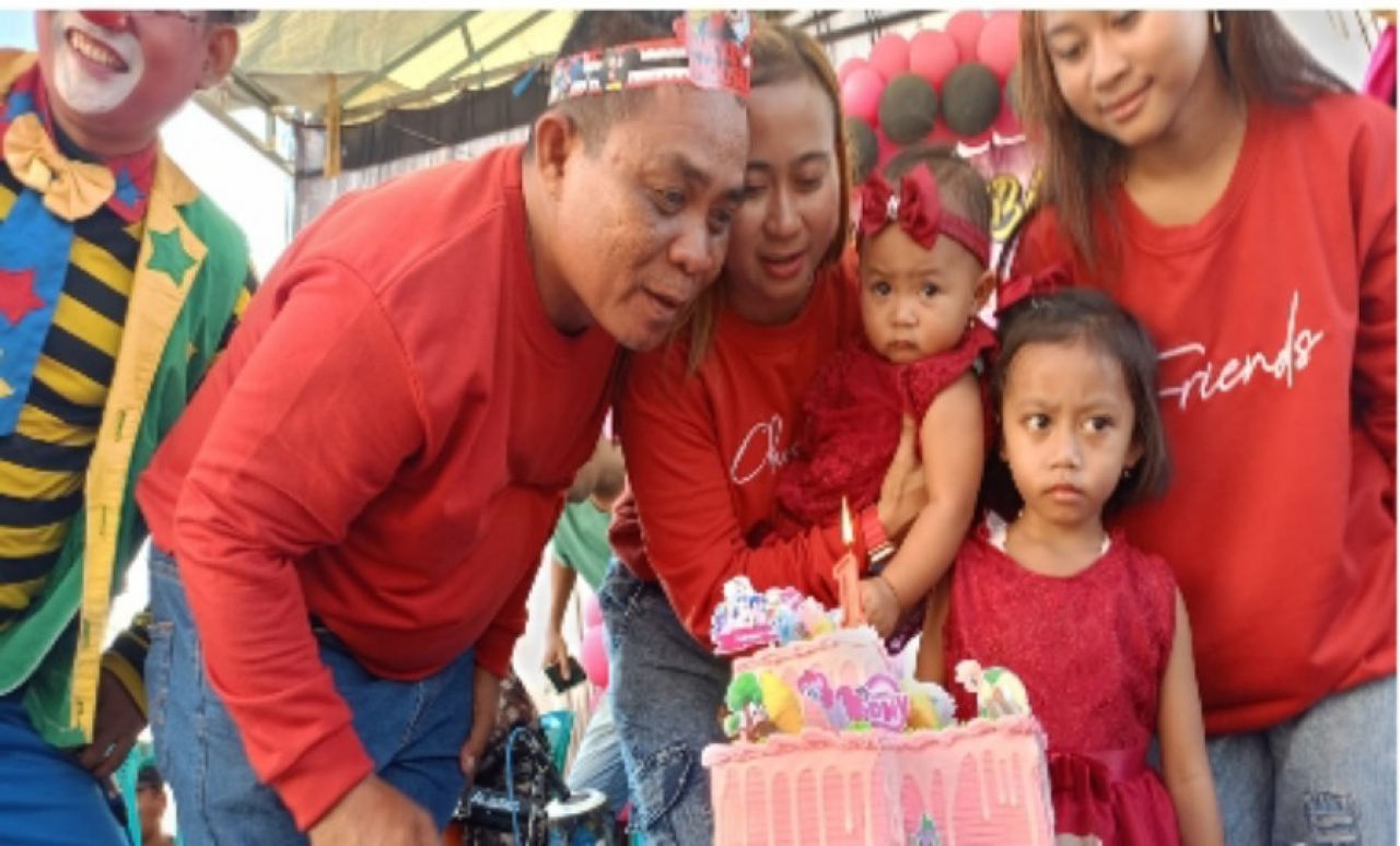 Rayakan Ultah Putrinya ke 1 Tahun, Aris dan Siti Terlihat Bahagia